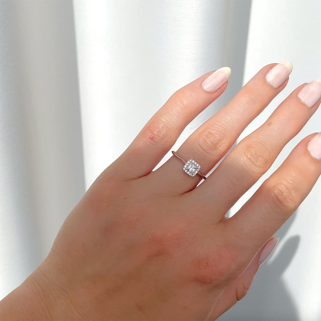 Oxford White Square Cut Halo Sormus